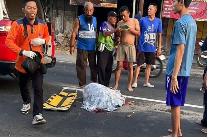 Tragis! Pemotor Tewas Diduga Jadi Korban Tabrak Lari di Jalan Ngambar Driyorejo - Ntvnews.id